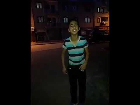 Sesi ile sokağı inletti