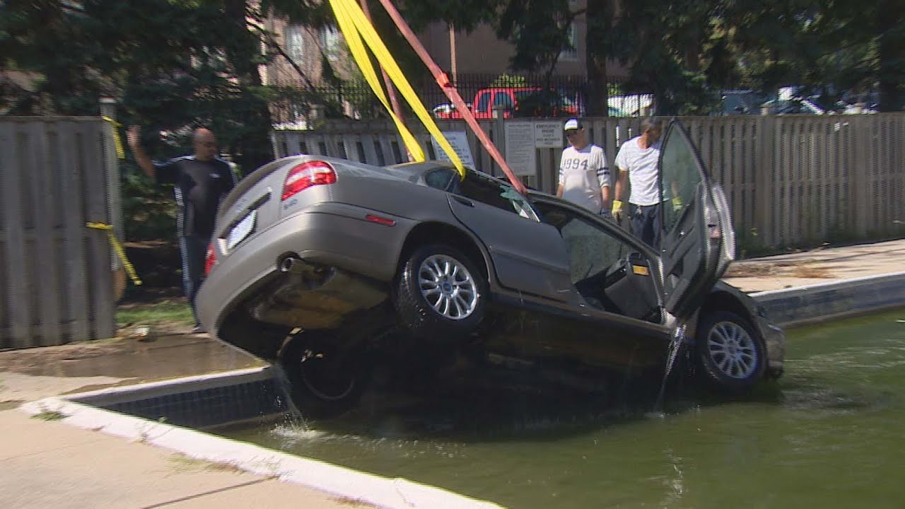 Car pulled from swimming pool - YouTube