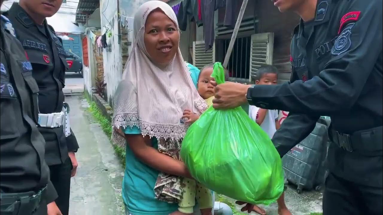 Jumat Berkah Brimob Polda Sumut Bagikan Sembako kepada Warga Membutuhkan di Medan Timur - YouTube
