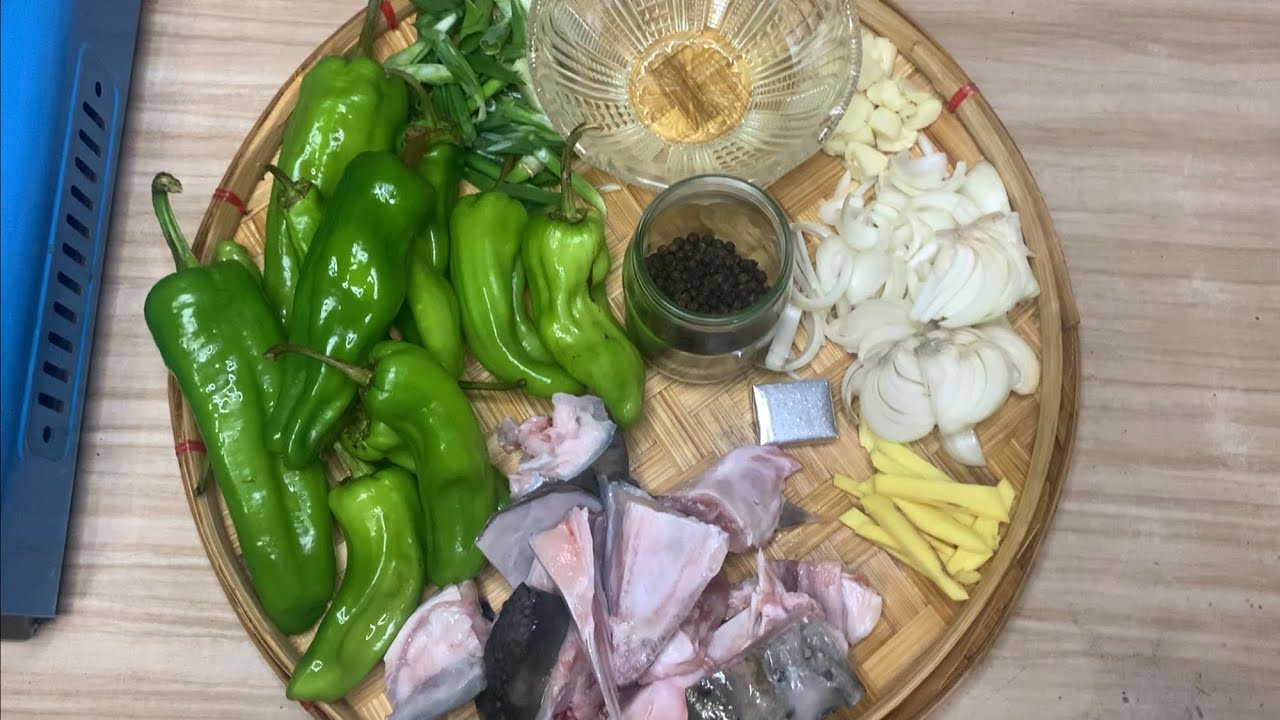 Paksiw na ulo ng salmon. With siling green. - YouTube