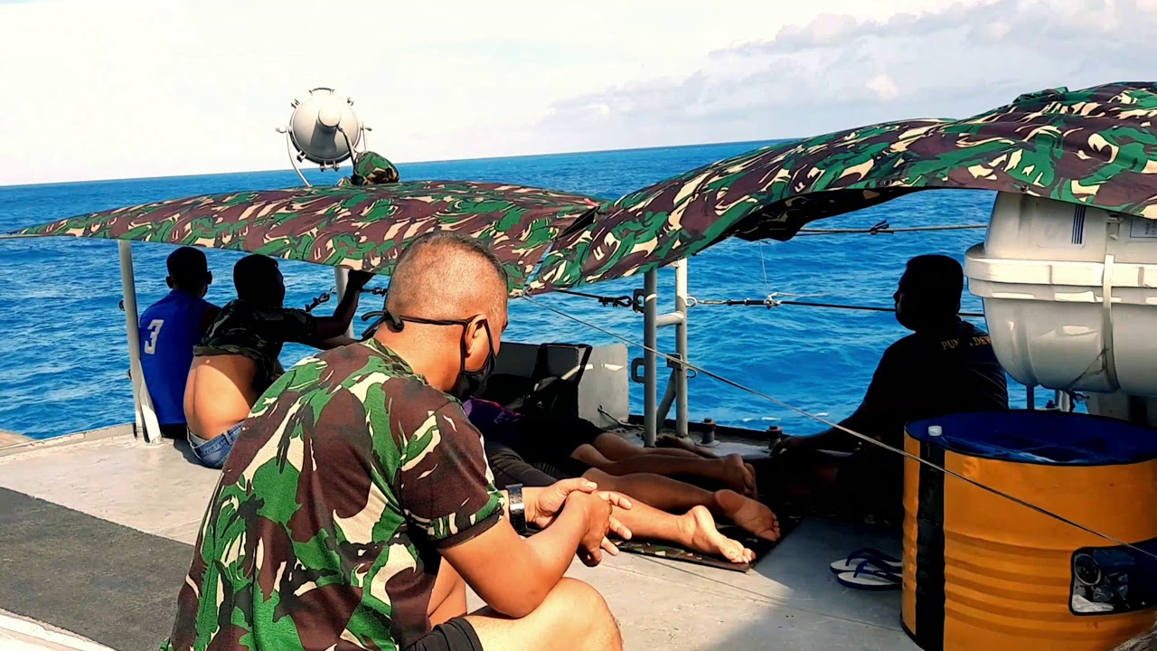Yonif Raider 200 Present From KRI Teluk Lampung 540 - YouTube