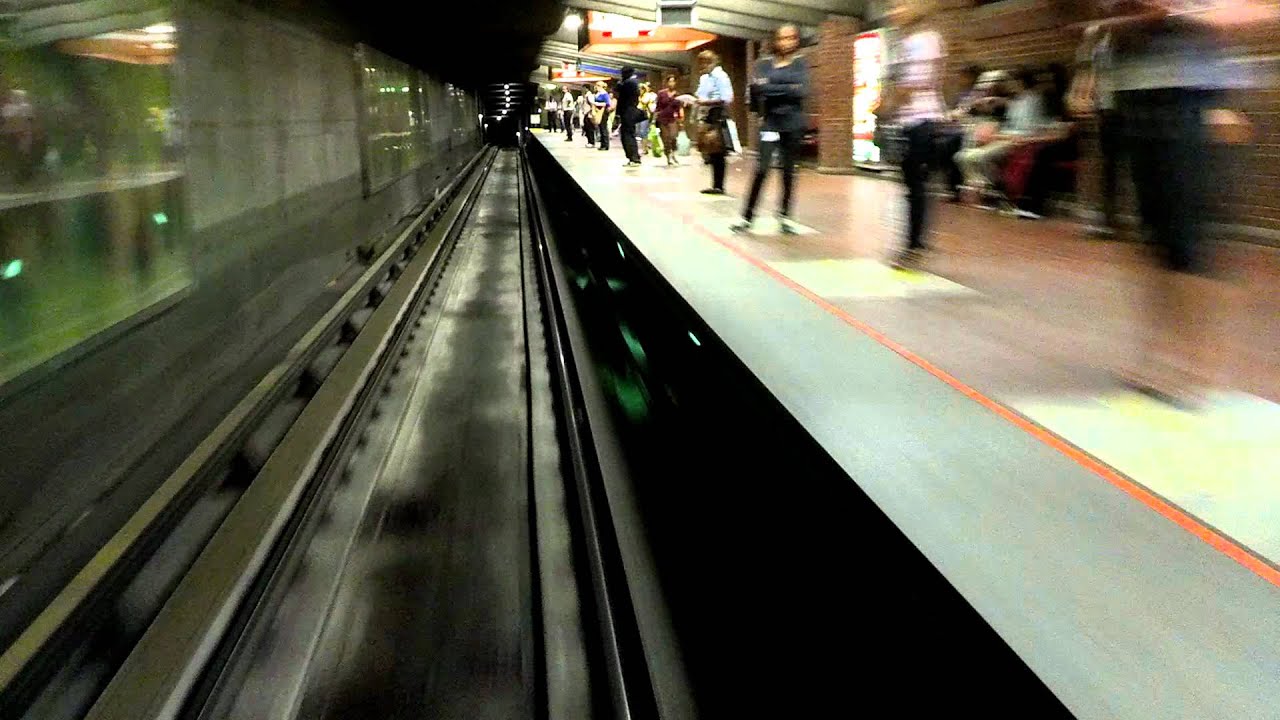 Métro de Montréal - Entrée à Snowdon - ligne 2 orange dir. Montmorency ...