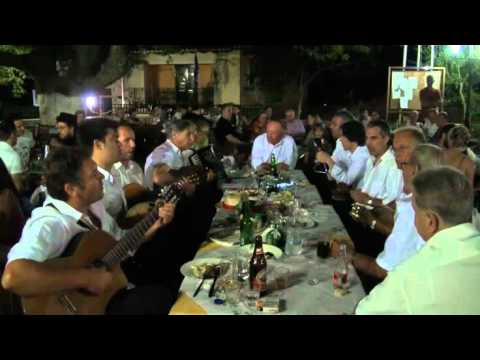 H ΑΓΙΟΜΑΥΡΙΤΙΚΗ ΠΑΡΕΑ ΤΡΑΓΟΥΔΑΕΙ ΣΤΗ ΚΑΡΥΑ 23 8 2011 - YouTube