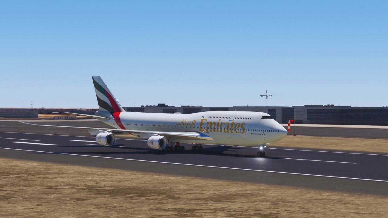 🚀 Emirates Jumbo Jet 747-8 POWERFUL Takeoff from Dubai Airport ...