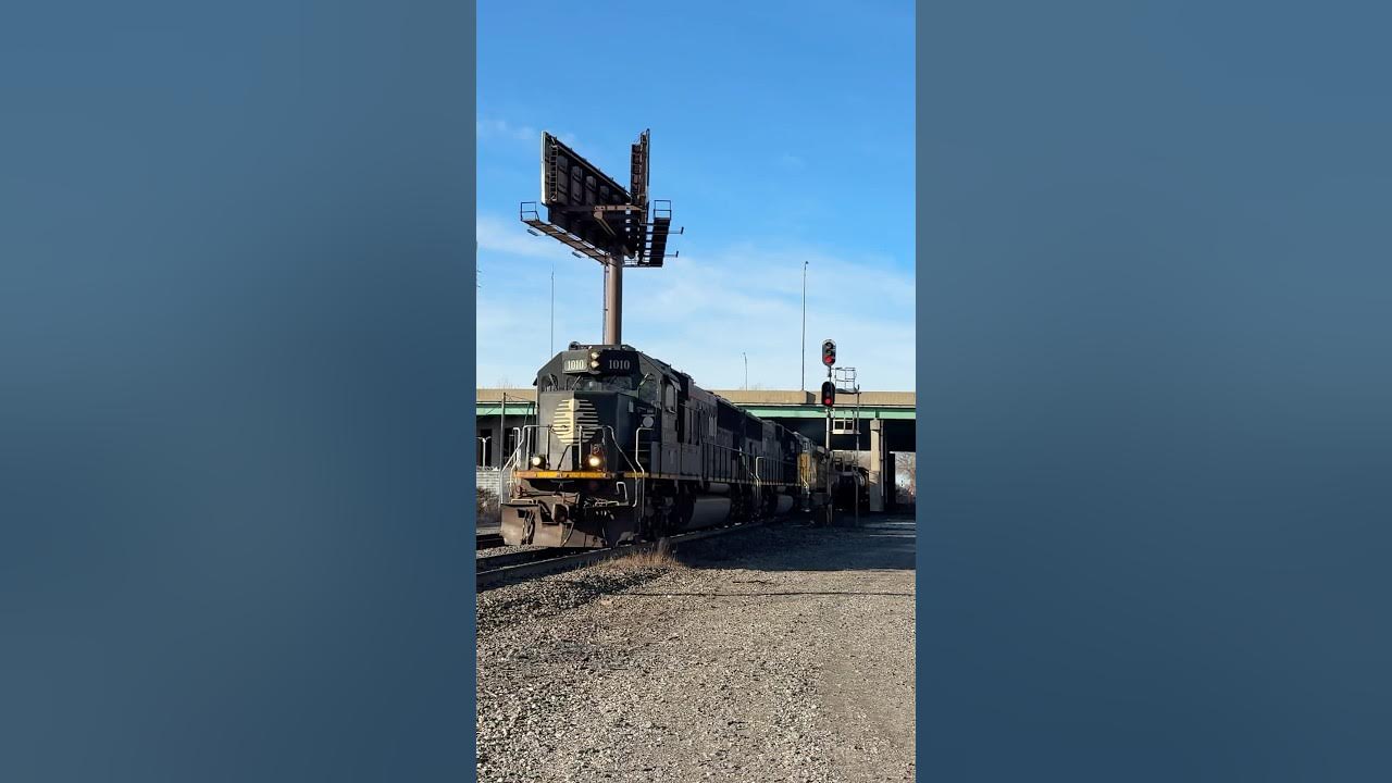 IC 1010 rolls a manifest past Van Loon - YouTube