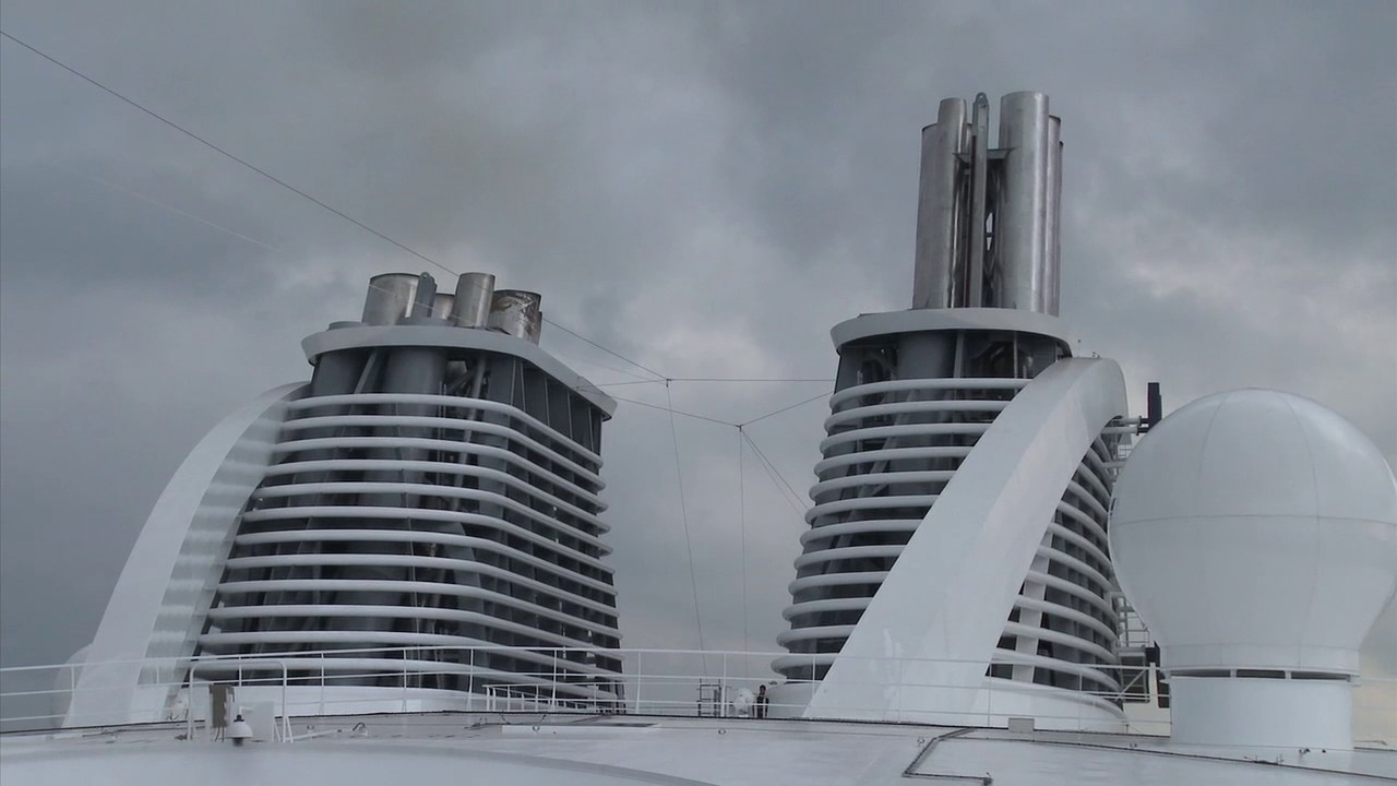 Oasis of the Seas clears the Storebaelt Bridge - YouTube