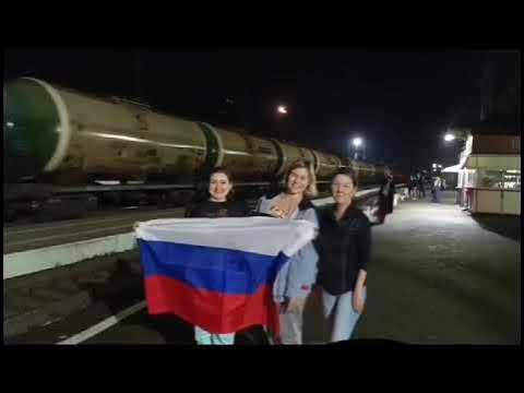 Краснодарский край г Кропоткин. Люди узнали, что везут раненых и поезд ...