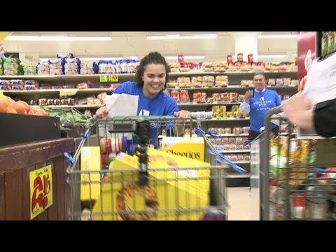 Grocery store shopping cart race helps feed hungry in Milwaukee - YouTube