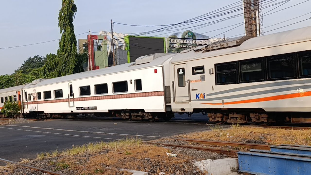 WOW KERETA LOKAL BAWA KERETA KELAS MEWAH!! MOMEN KERETA API TUMAPEL ...