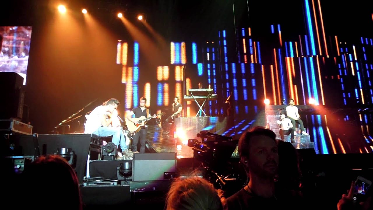 One Direction: Perth Concert 29/09/13 - Summer Love - YouTube