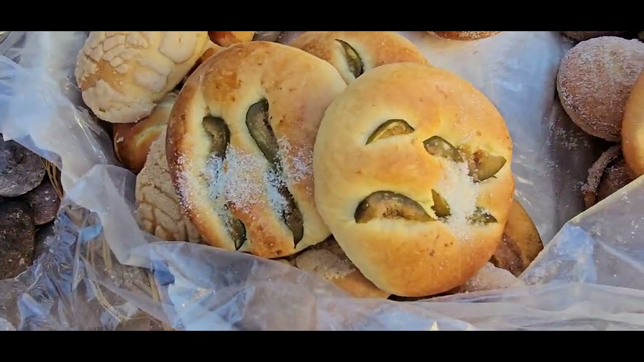 Comprando y disfrutando del pan tradicional en Angangueo Michoacán ...