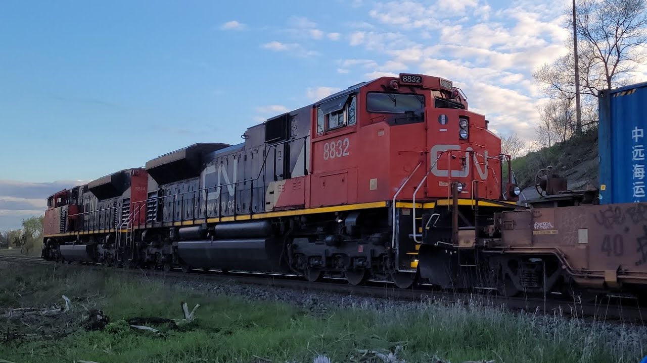 (Nice Driver) CN 149 - 8844 & 8832 In Burlington Ontario Halton ...