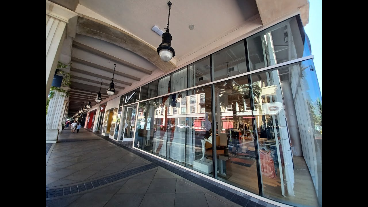 No Employees at this Nike Store! - YouTube