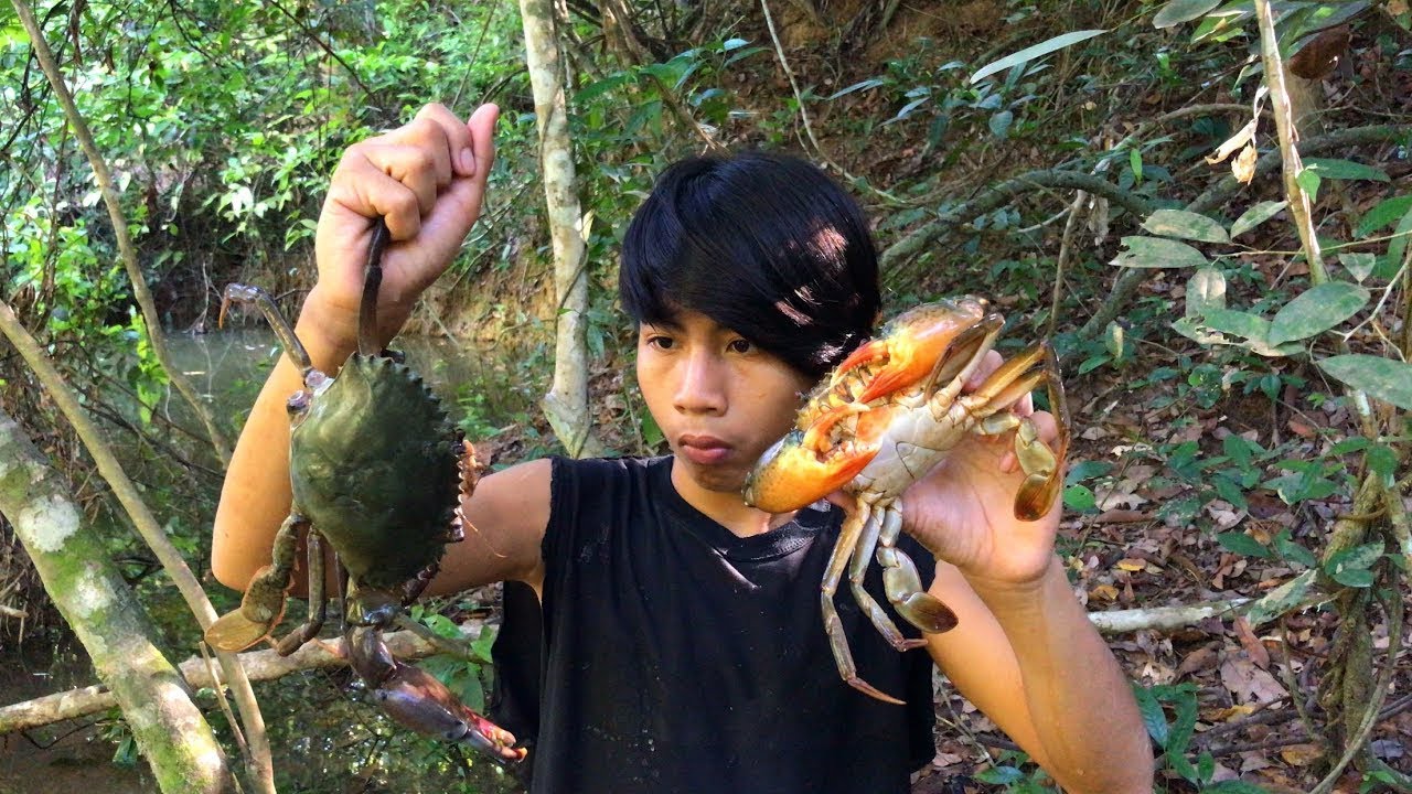 Survival Skills | Amazing Crabs Hunting in the mud - Cook for Food ...
