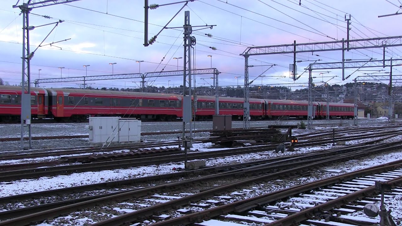 NSB Di 4 652 i Halden - YouTube