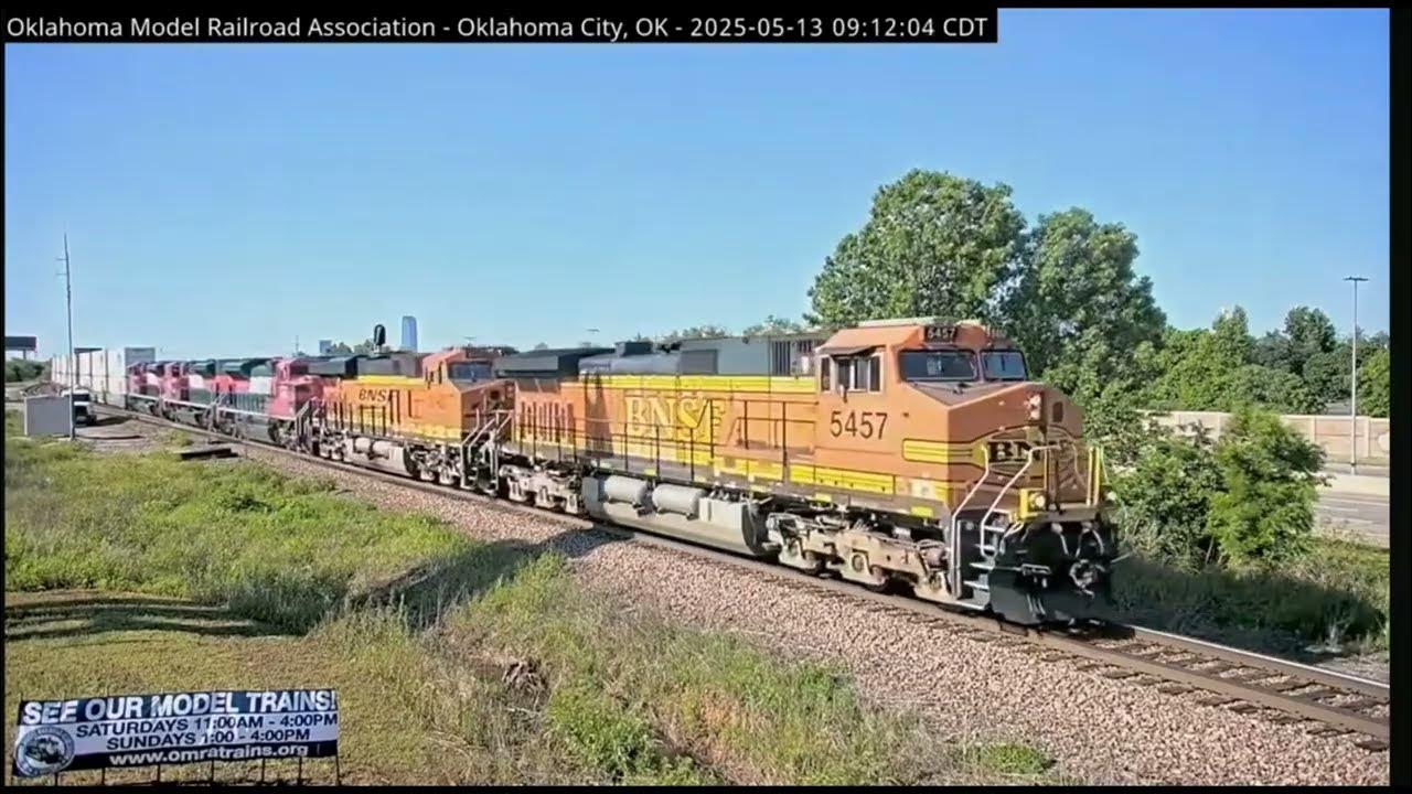 BNSF 5457 leads an intermodal in Oklahoma City, OK - YouTube