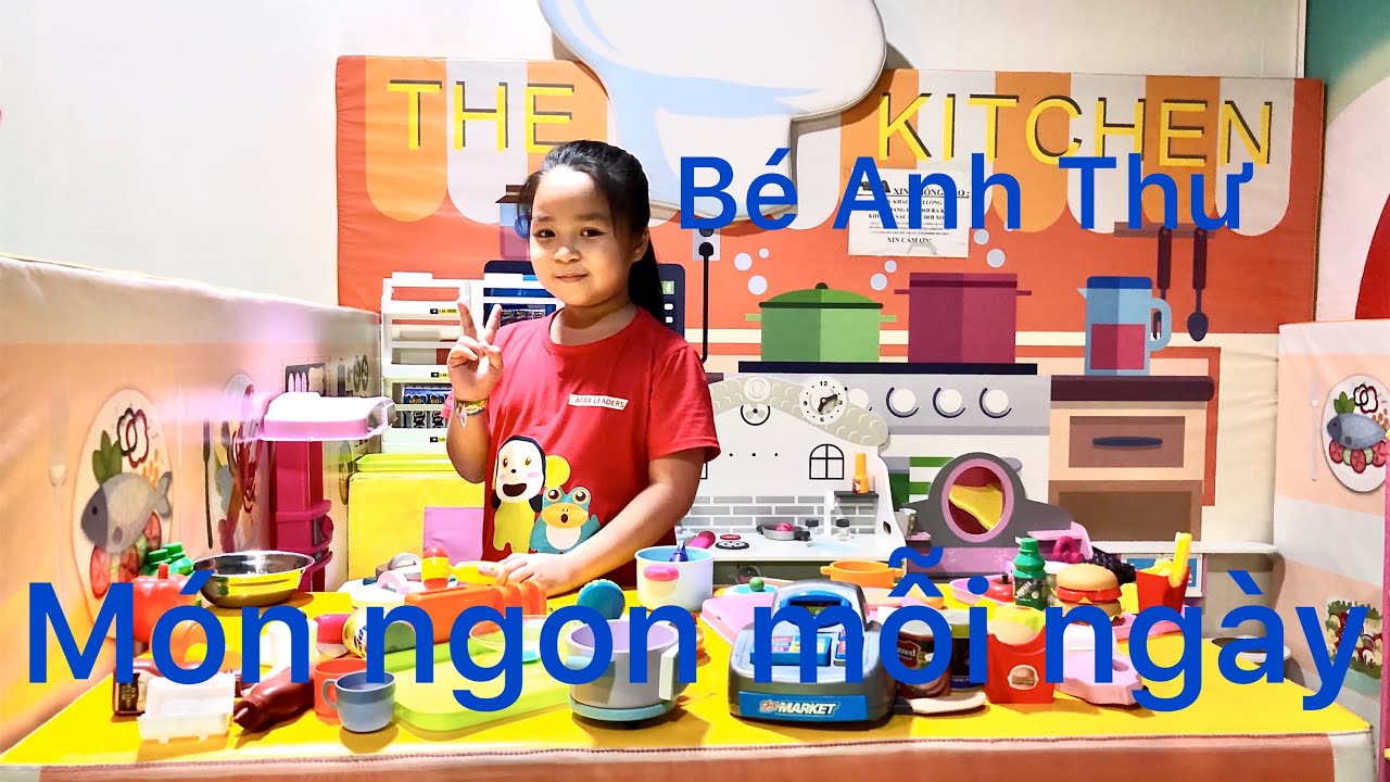 Bé Anh Thư làm bánh Hambogo - YouTube