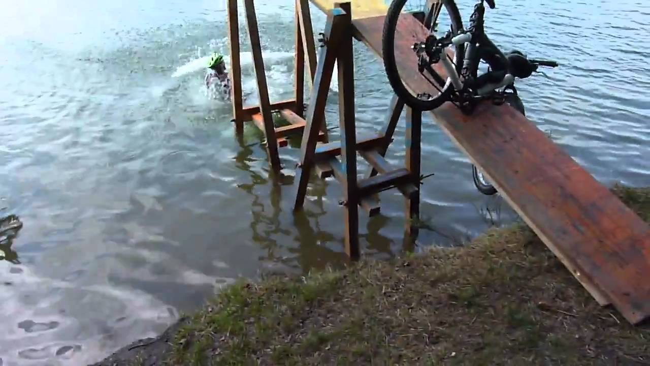 Mountain bike Water jump crash - YouTube