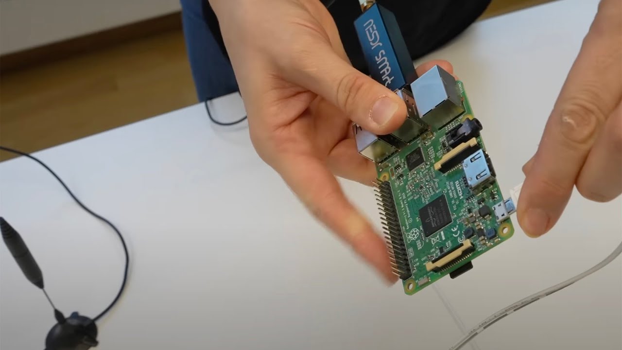 How to build and set up a Flightradar24 ADS-B receiver - YouTube