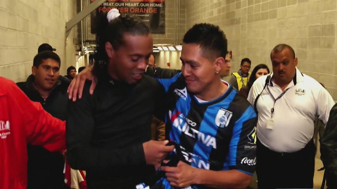 El fan número uno de Ronaldinho logró conocerlo - YouTube