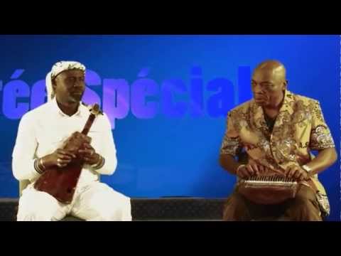 Jack Djeyim et Emilio Bissaya en prestation  Live le plateau de SOIREE SPECIALE TV.