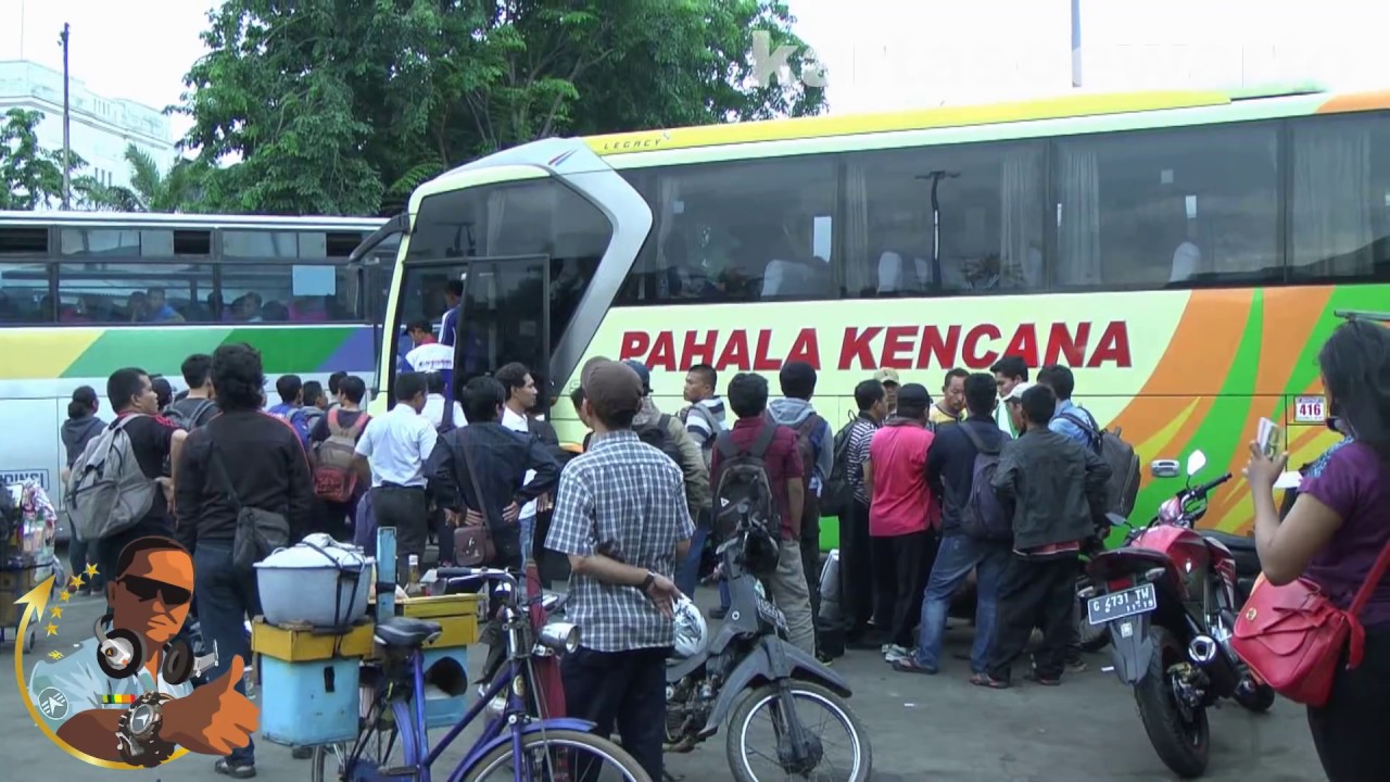 TERMINAL BIS TANJUNG PRIOK PADAT PENUMPANG NATAL | Jakarta 2014 - YouTube