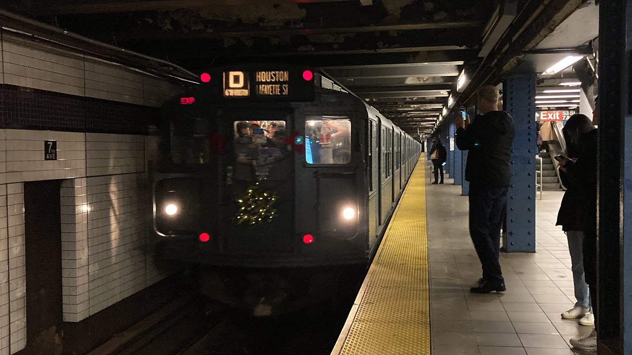 MTA Subway: 2023 New York Transit Museum Holiday R1-9 train action ...