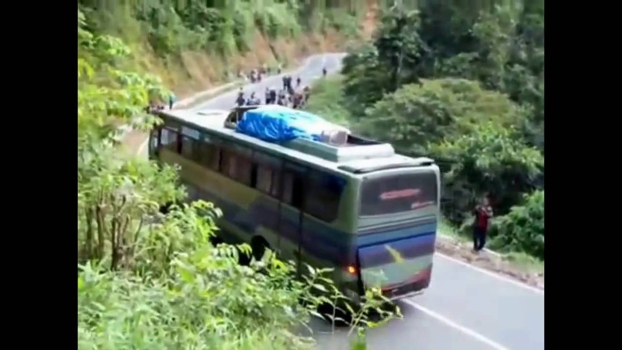 JALAN MENIKUNG TAJAM MENJADI UJI SKILL SOPIR BUS - YouTube