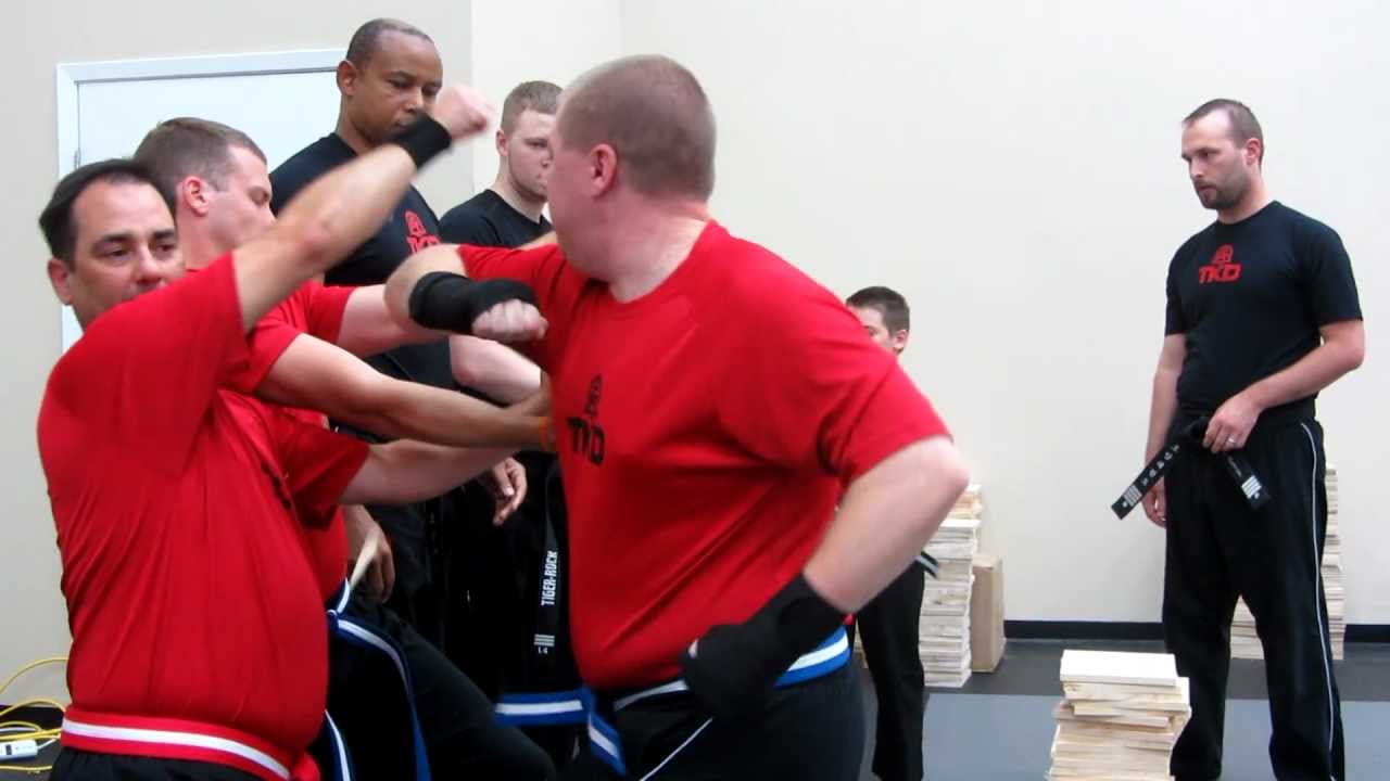 Reverse & forward elbow strikes - YouTube