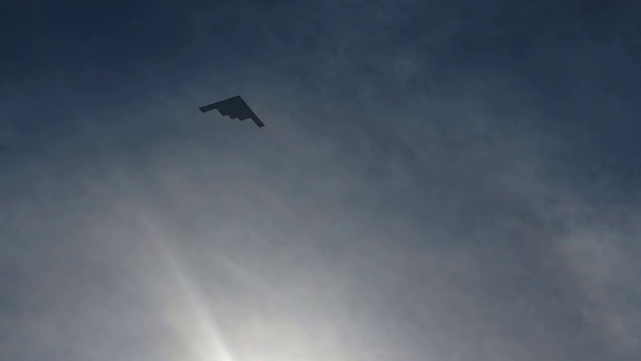 B-2 flyover - YouTube