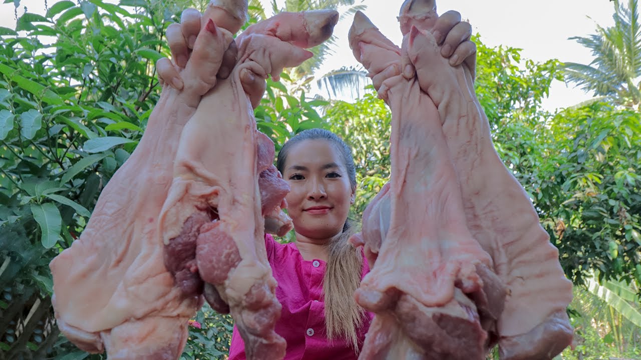 Cooking Yummy Spicy Flavour Pig Legs Soup Recipes - YouTube