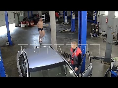 Голый мужчина в трусах и наручниках прибежал в автосервис и потребовал вызвать полицию