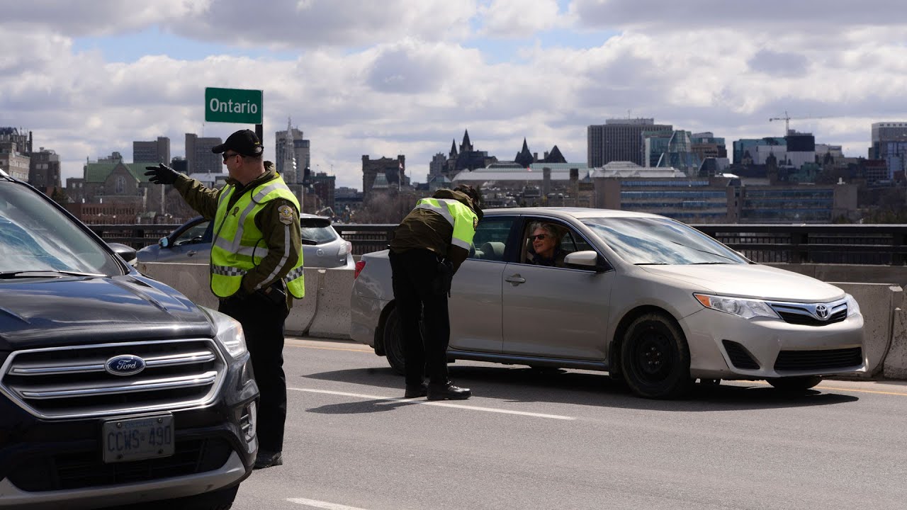 Quebec sets up police checkpoints at borders amid pandemic - YouTube