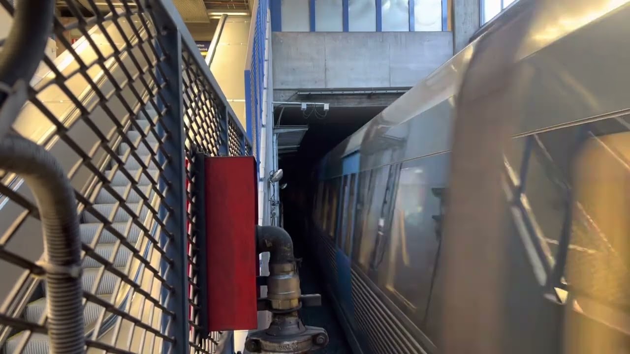 C20 Tåg mot Liljeholmen via T-Centralen ankommer Danderyds sjukhus ...