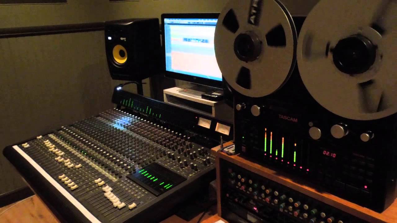 Mackie 24x8 Bus analog mixer & Tascam 8 tracks reel to reel in action ...
