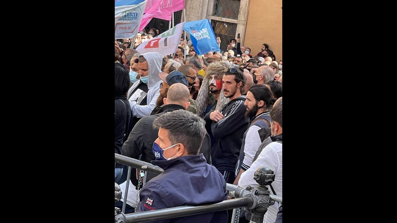 Assalto a Montecitorio, 'Jack Angeli' guida la protesta - YouTube
