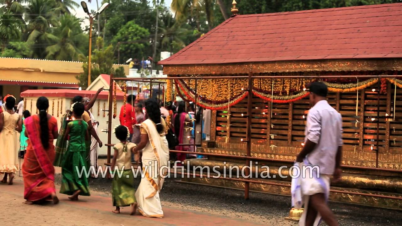 Devotees throng Kottankulangara Sree Devi Temple : Chamayavilakku ...