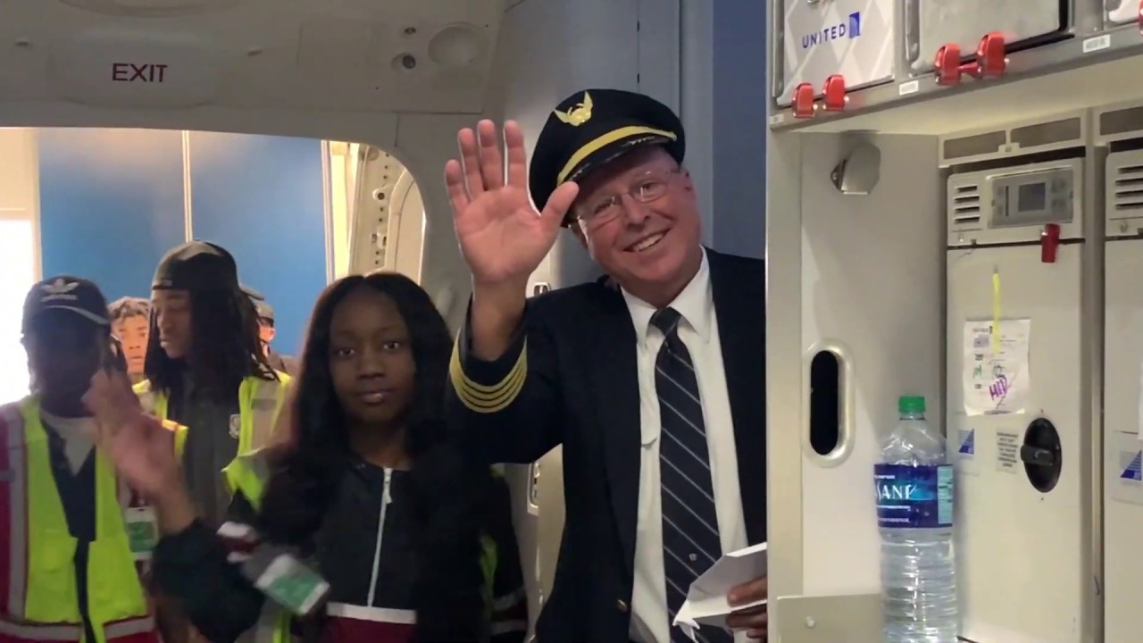 United Airlines Captain Schuette's Last Flight - YouTube