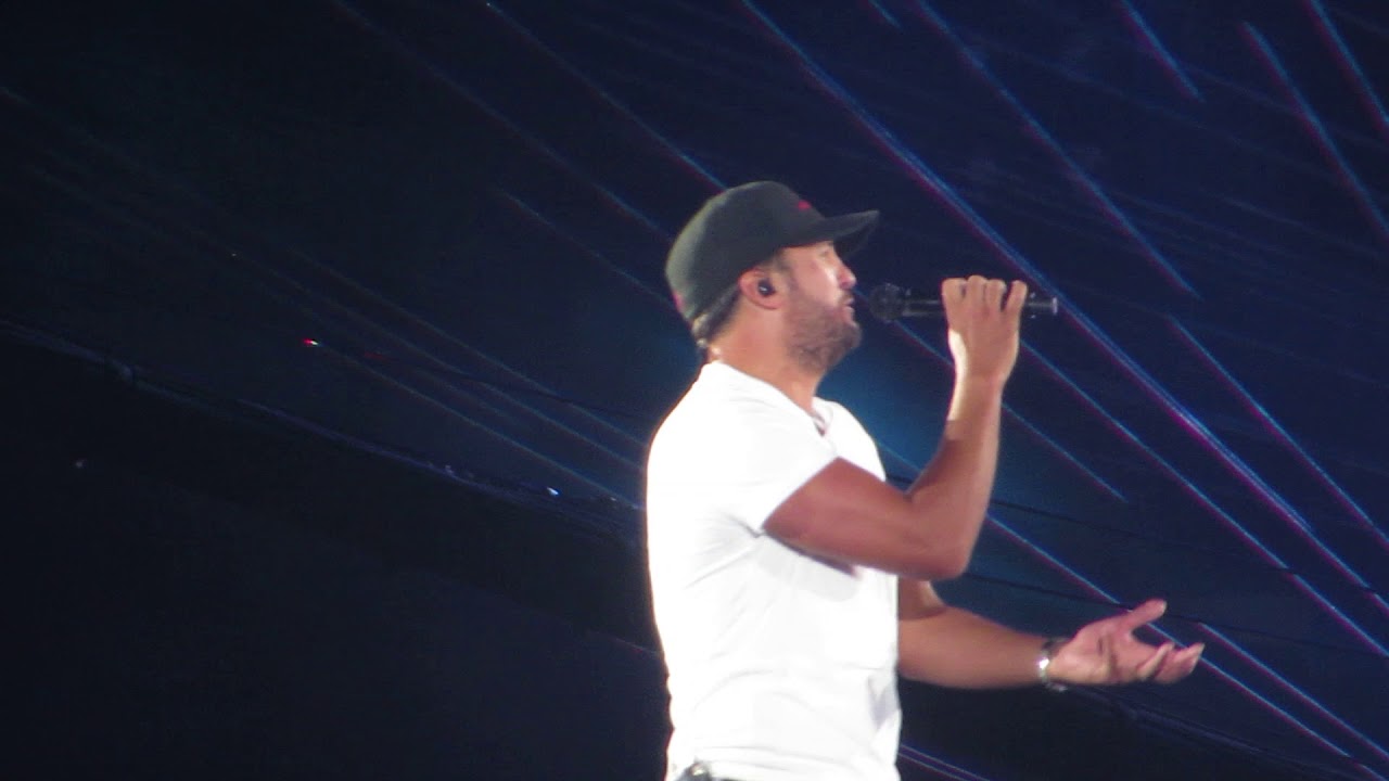 Luke Bryan singing Rain is a Good Thing in Concert at Fenway Park 7/6 ...
