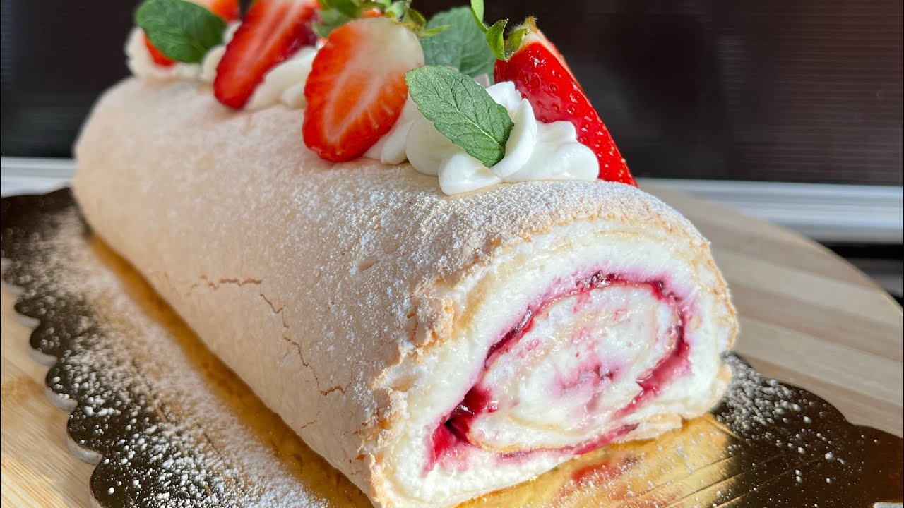 Ruladă pavlova pufoasă cu fructe de pădure /Rotolo di meringa ai frutti ...