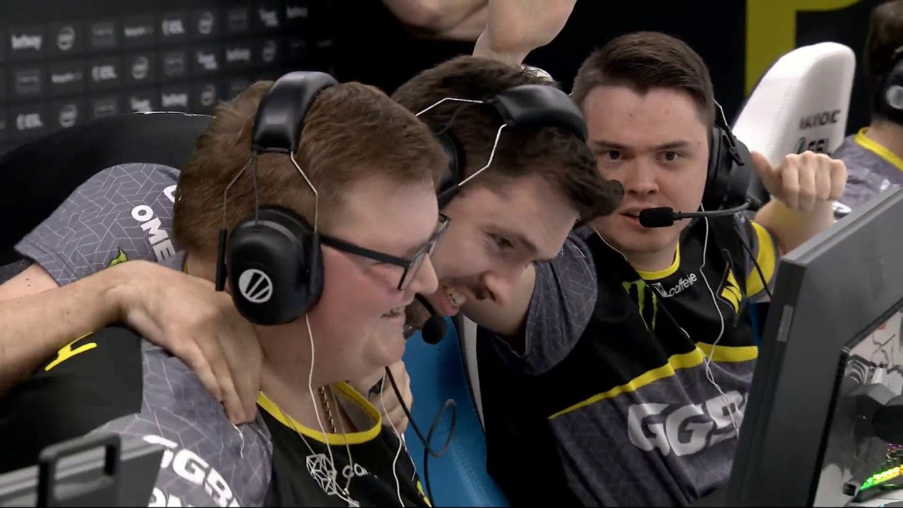 Streamer playing CSGO on an LED panel that he built himself. - YouTube