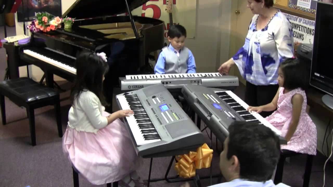 2014-01-26 Madeline's First Music Recital - YouTube