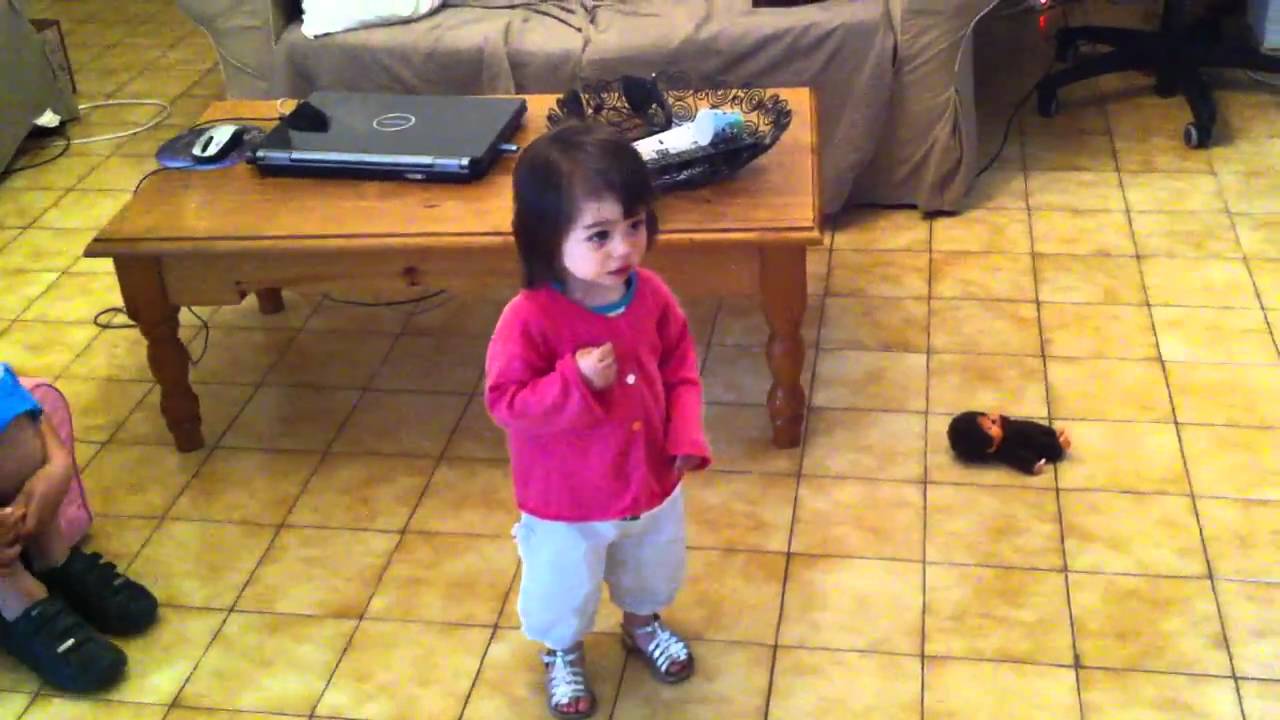 bébé eve qui dance shakira loca!baby dancing shakira! - YouTube