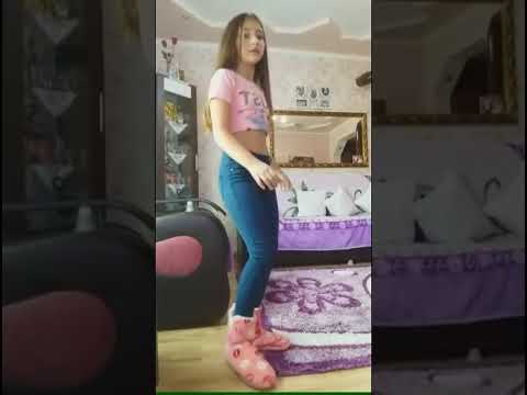 NOVINHA DANÇANDO DE SHORTINHO