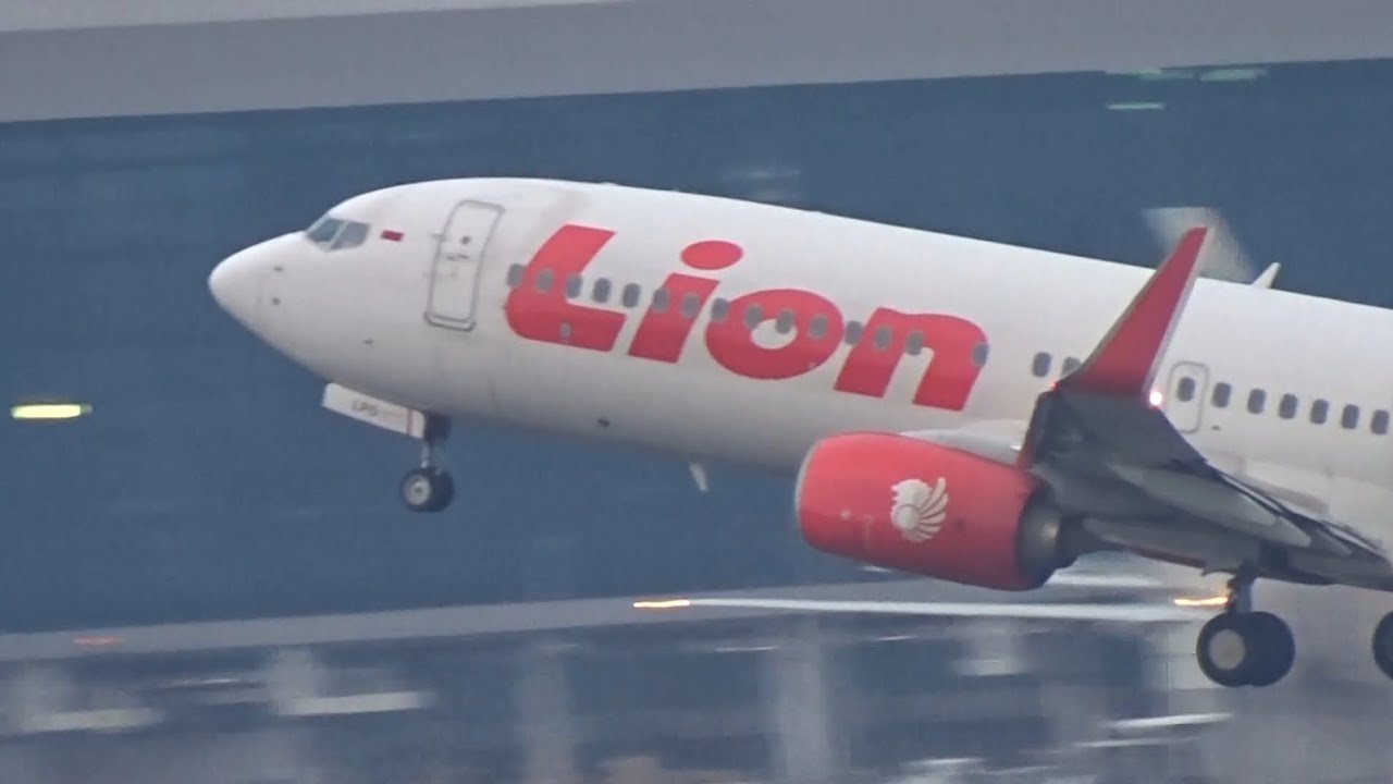 Close Up, Lion Air Boeing 737 Take off saat Cuaca Berkabut di Bandara ...