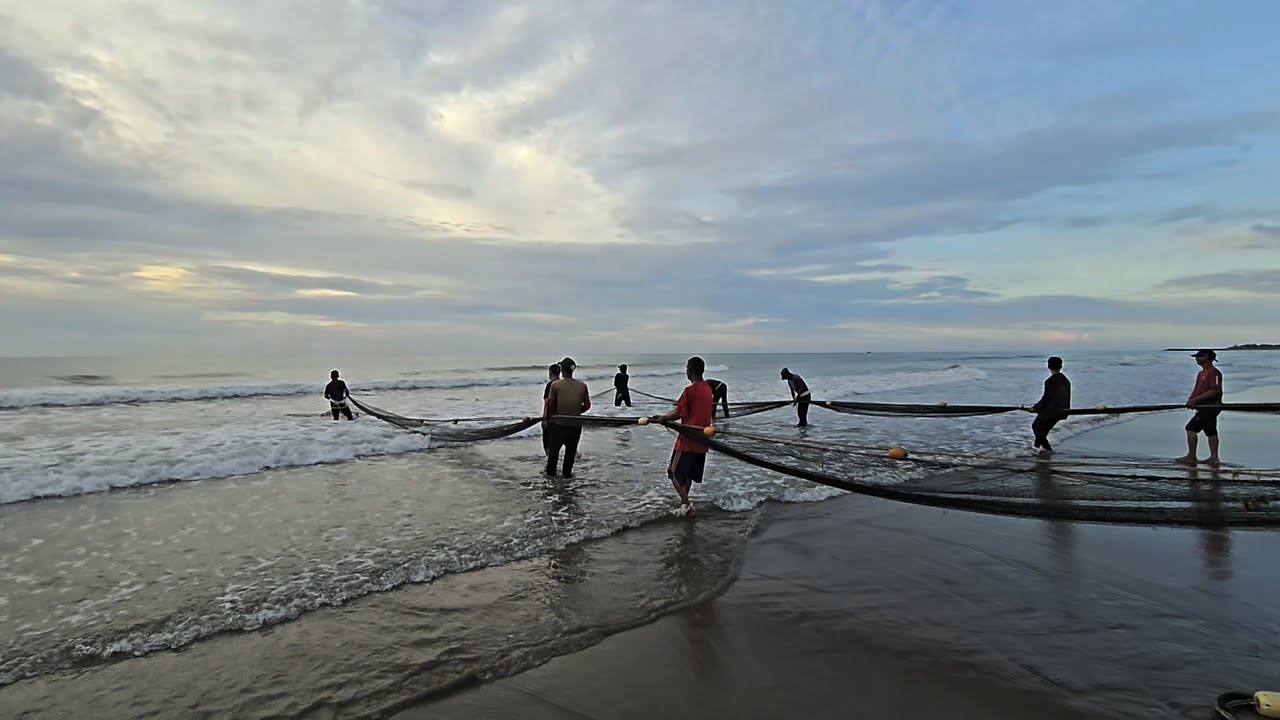 Nelayan Tradisional Indonesia Jaring Ikan Sore Dengan Jaring Pukat