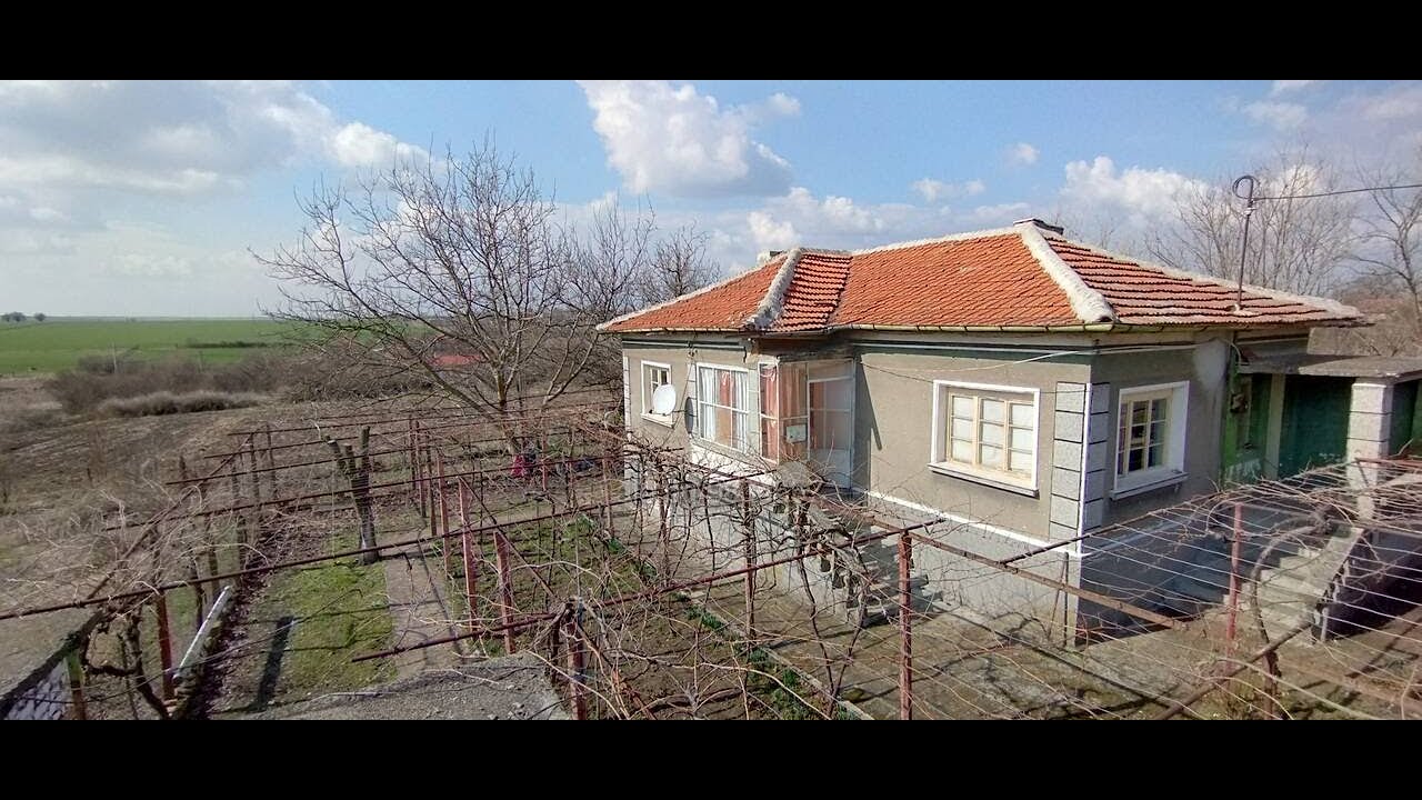 House with lots of potntial: two water wells, huge garden, solid ...