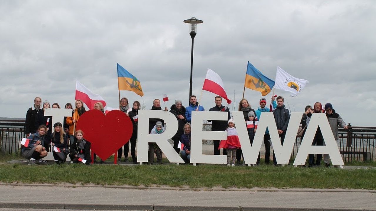 Marsz z okazji Dnia Flagi Mechelinki - Rewa - YouTube