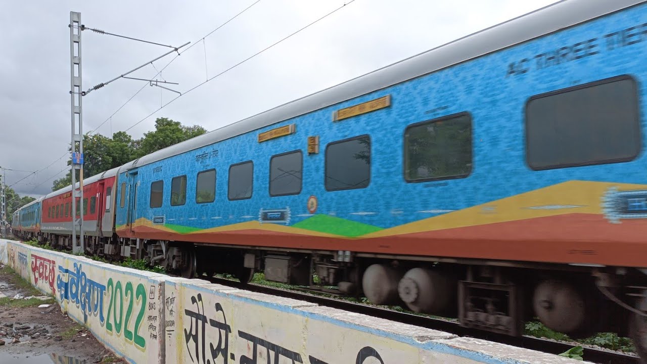 अब सिर्फ उदयपुर पाटलिपुत्र हमसफर ही बची है जो कि डीज़ल लोको से आ रही है ...