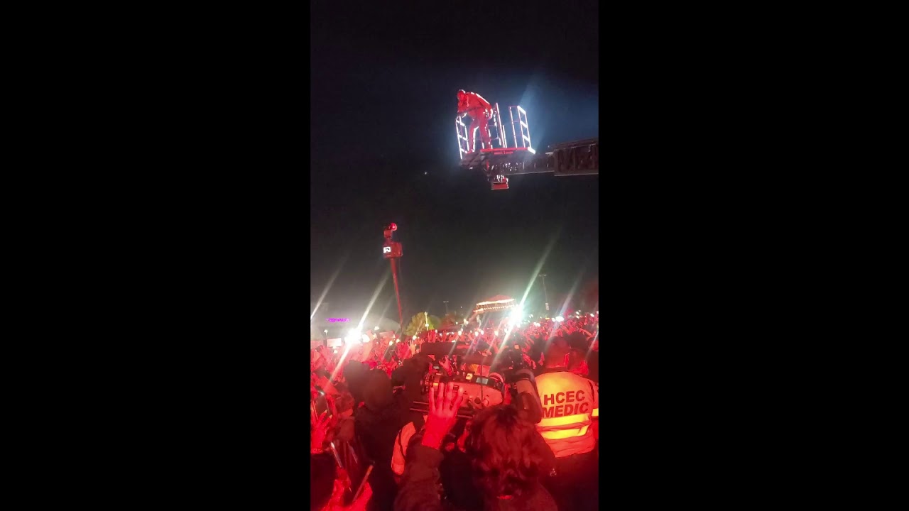 Travis Scott drops mic off stage at Astroworld 2019 - YouTube
